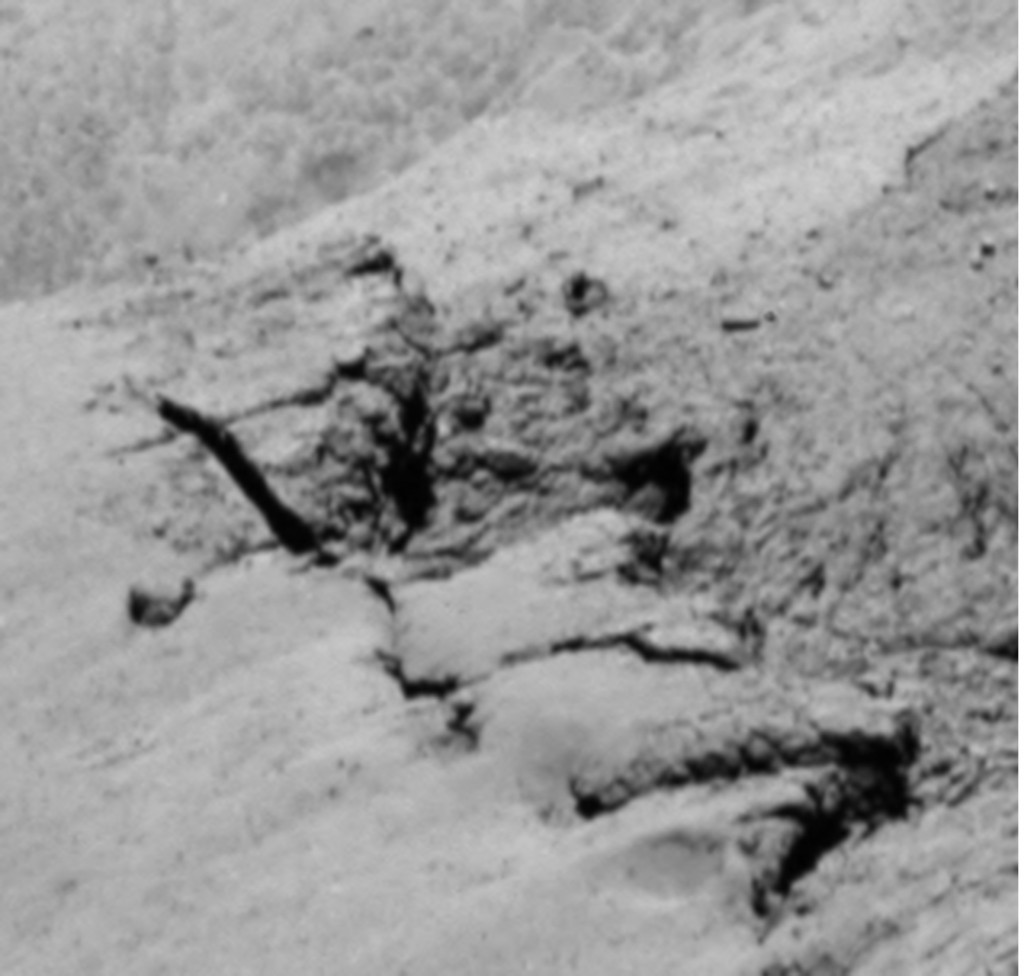 Do comet fractures drive surface evolution? – Rosetta – ESA's comet chaser